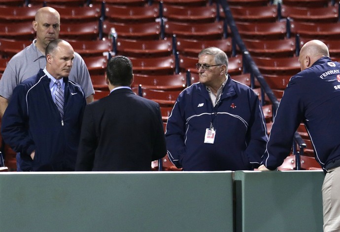 Mulher atingida por bastão de beisebol corre risco de morte, diz polícia