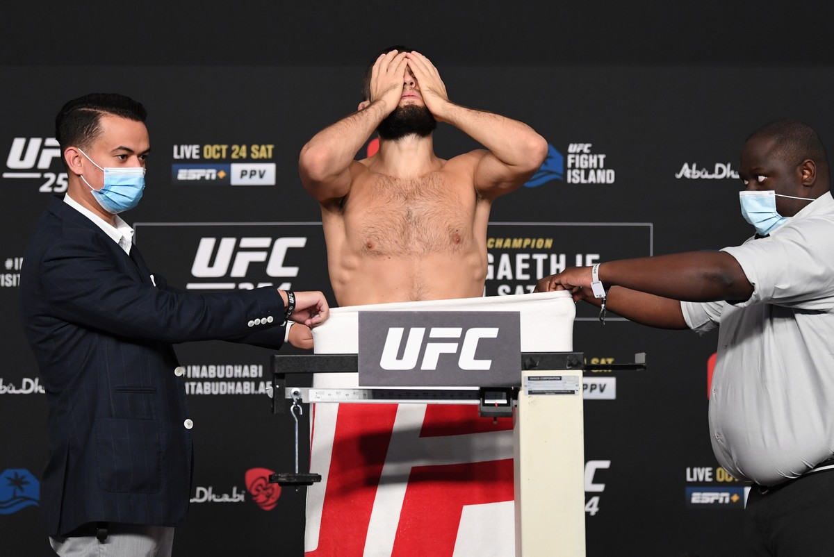 UFC 254: Khabib usa a toalha e mostra alívio ao bater peso para ...