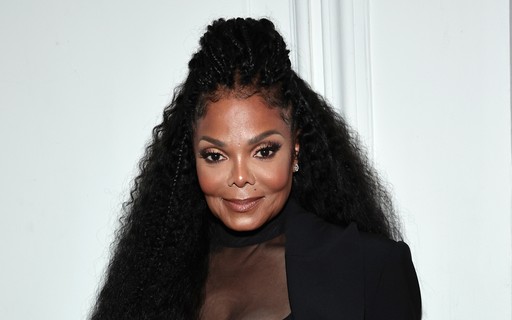 Janet Jackson, aos 56 anos, rouba a cena de evento de moda com transparência e sutiã à mostra ...