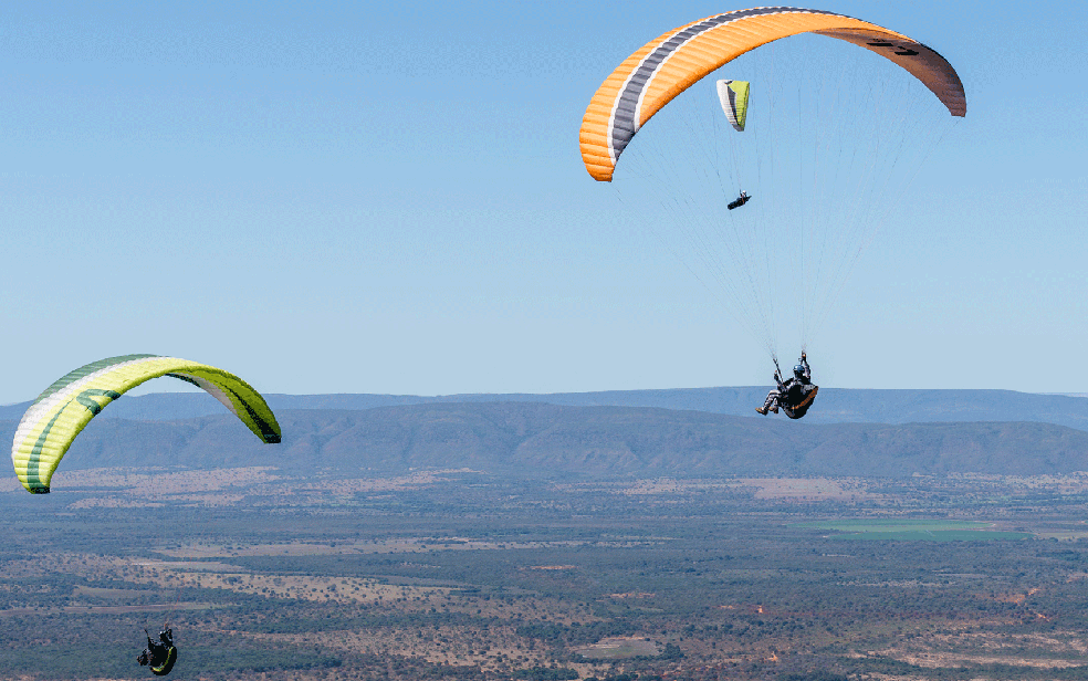 Parapentes pousam na Esplanada dos Ministérios pelo segundo dia ...