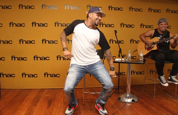 Naldo recebe fãs em lançamento de CD e vai às lágrimas - Quem | QUEM News