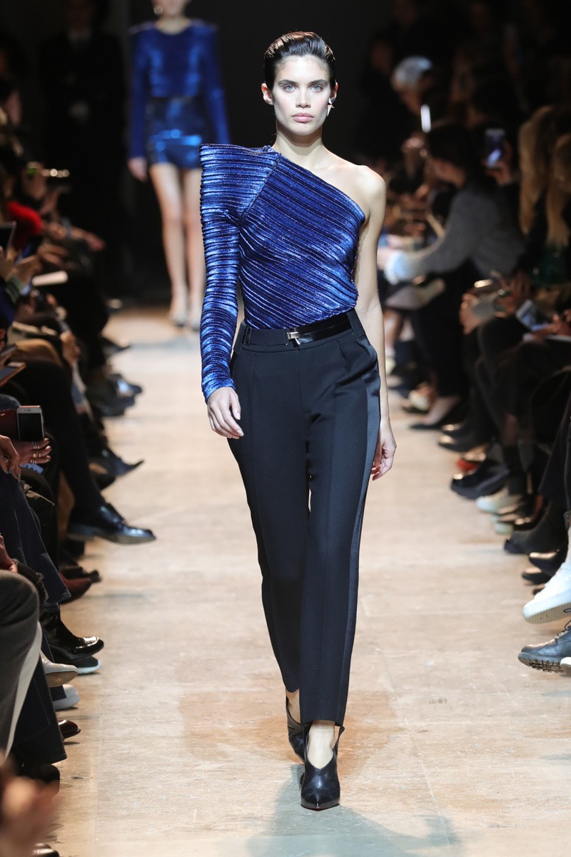 Mugler passeia em seu habitat natural com inverno 2018 oitentista ...