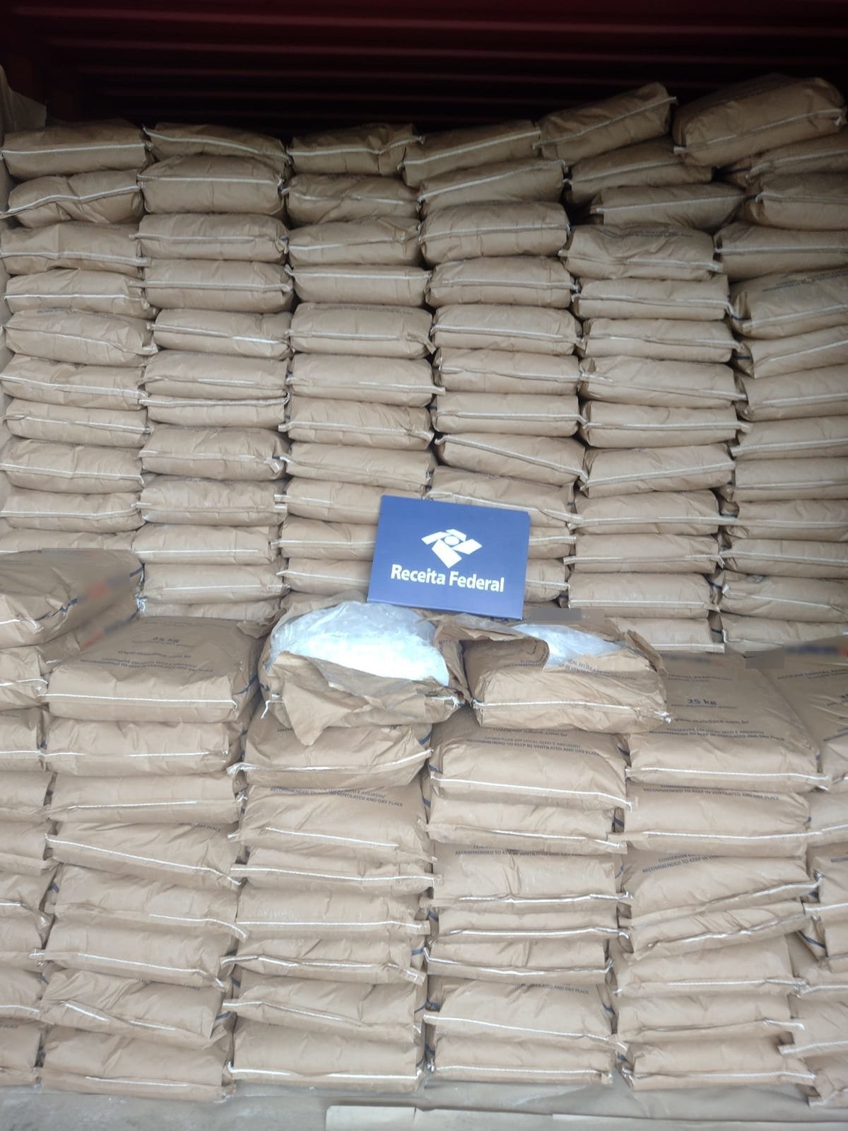 Receita Federal localiza cocaína escondida entre sacas de açúcar no ...