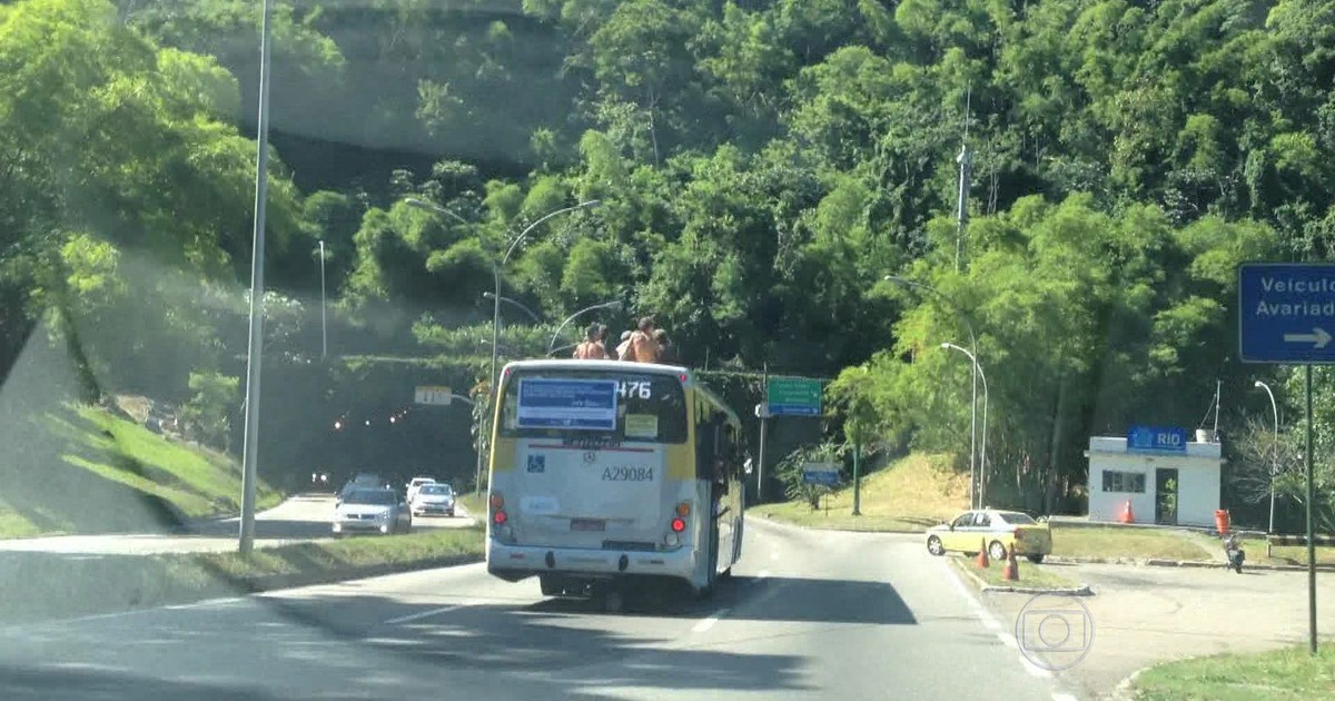 G1 - Jovens se arriscam ao viajar no teto de ônibus na Zona Sul do Rio ...