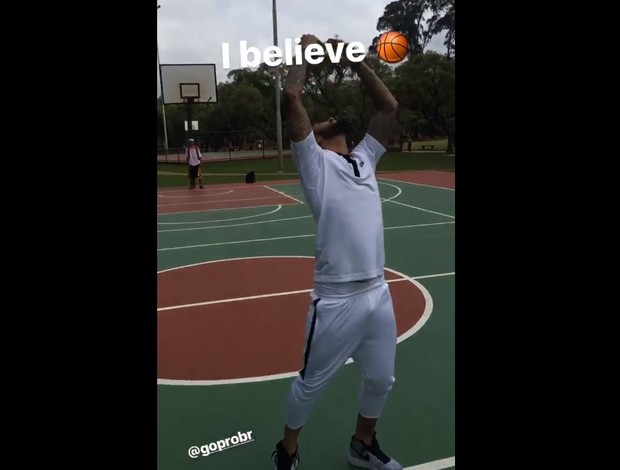 Do meio da quadra! De costas, Gabigol acerta o alvo no... basquete ...