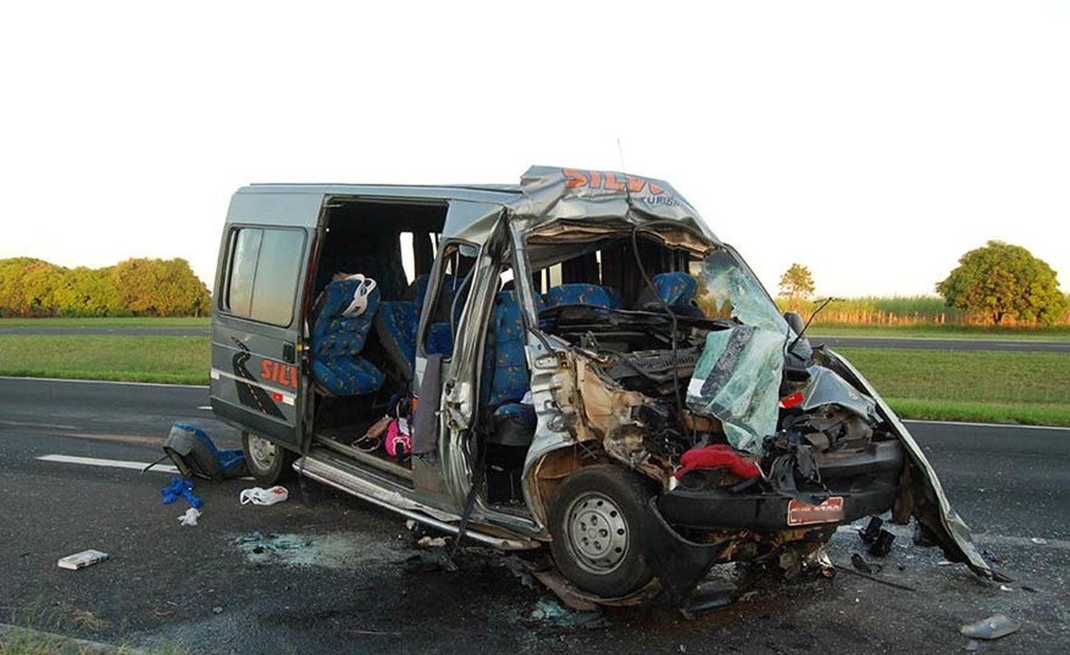 Morre primeira vítima do acidente com van que deixou 17 feridos em ...