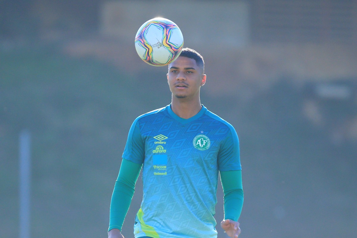 Chapecoense renova com zagueiro Derlan por mais uma temporada ...