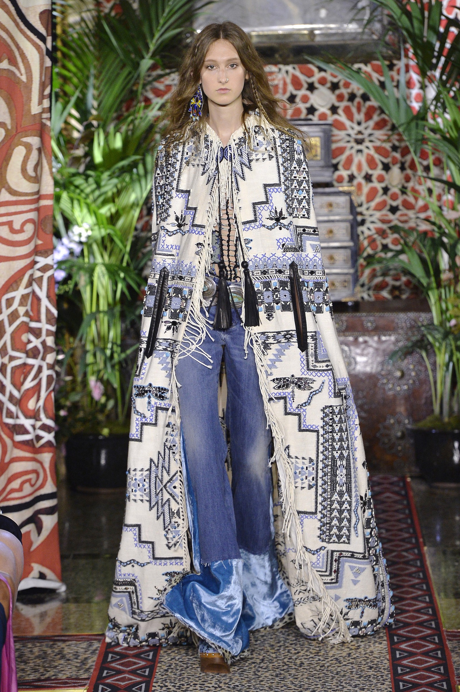 Verão da Cavalli ganha referências 70's, étnicas e aura boho | Desfiles ...