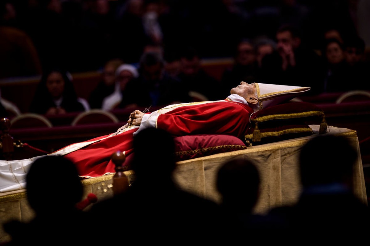 Multidão vela corpo do papa emérito Bento 16 na Basílica de São Pedro ...