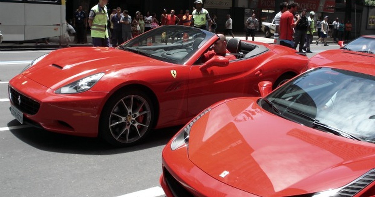 G1 - 'Desfile' de Ferraris para o trânsito no centro do Rio neste ...