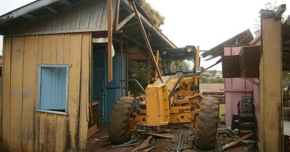 G1 - Patrola não responde aos comandos, desce de ré e atinge duas casas ...