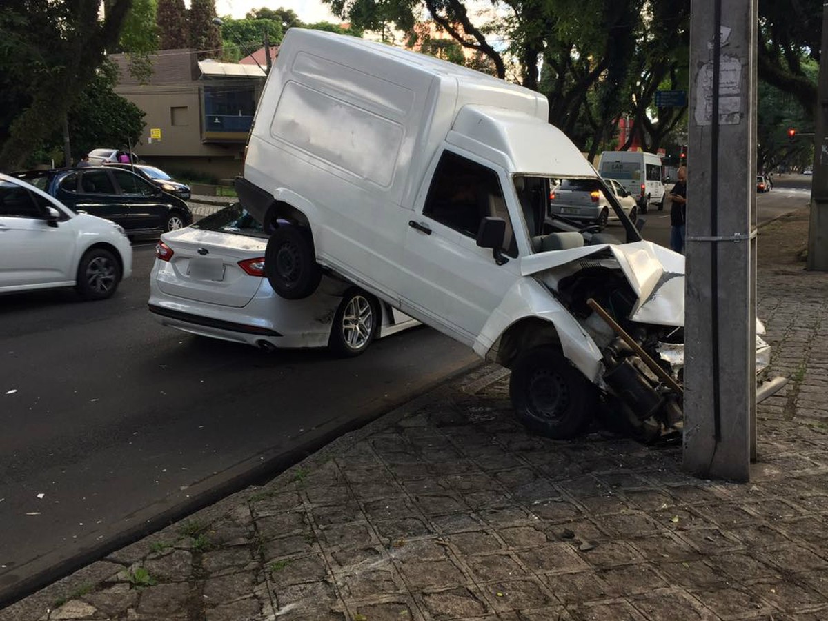 Carro sobe em outro veículo e bate contra poste, em Curitiba | Paraná | G1