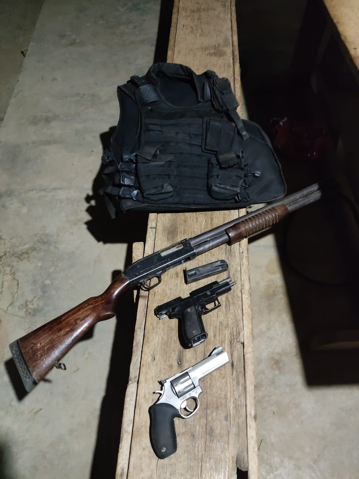 Criminosos Suspeitos De Sequestrar Homem E Roubar Caminhonete E R 70