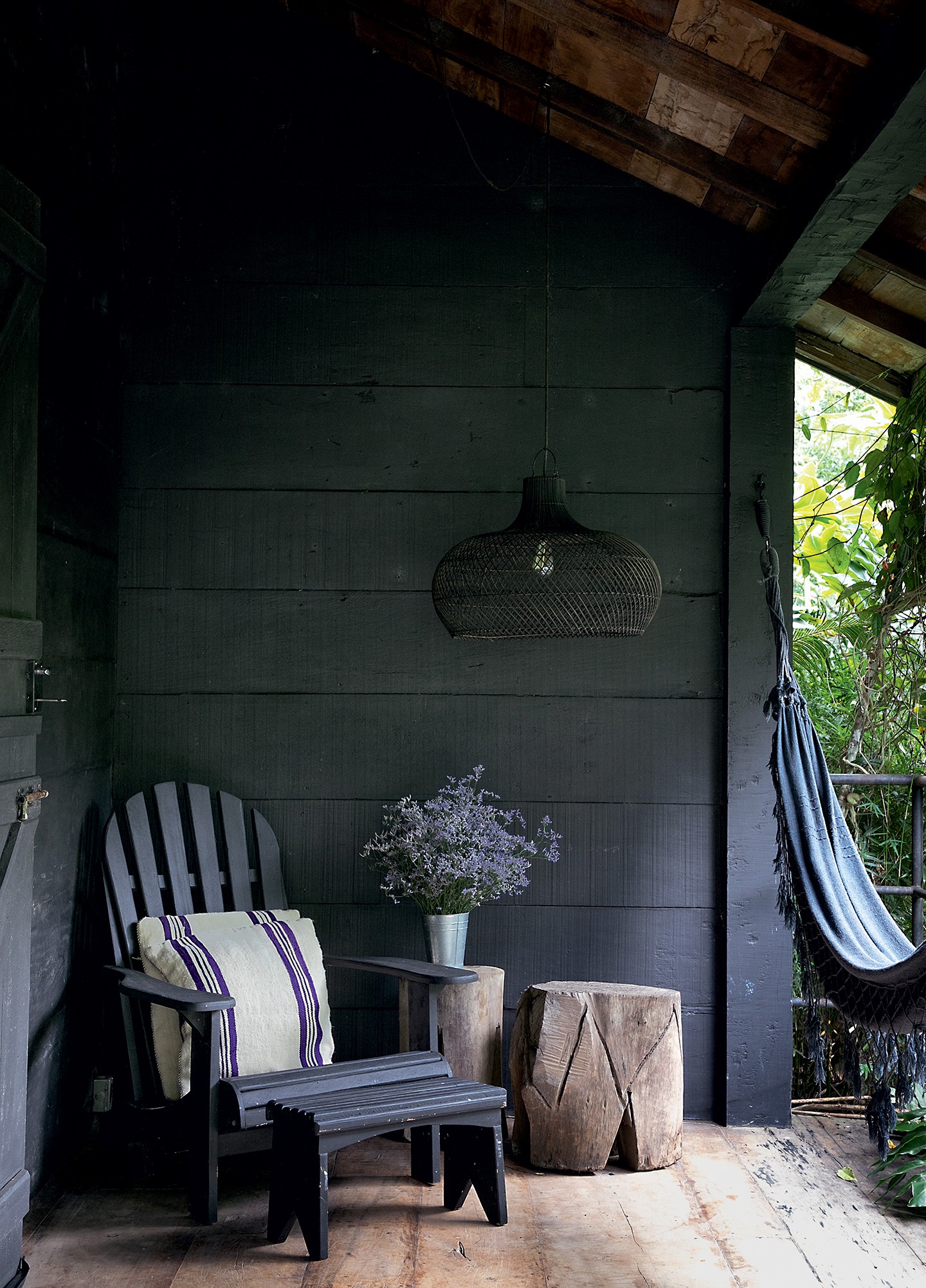 Casa de palafita e madeira de demolição convive em harmonia com a ...