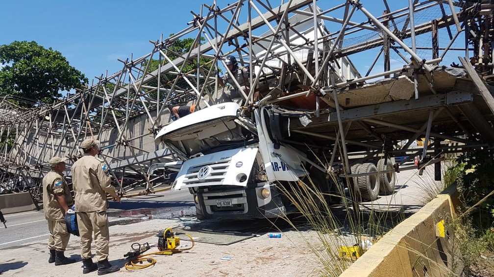 FOTOS: queda de passarela na Av. Brasil deixa 1 morto | Rio de Janeiro | G1