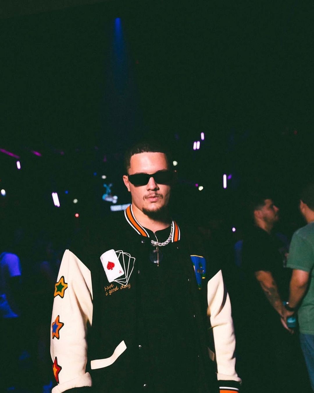 Theo Kant, cantor que tocou violão no show de Post Malone, agradece ...