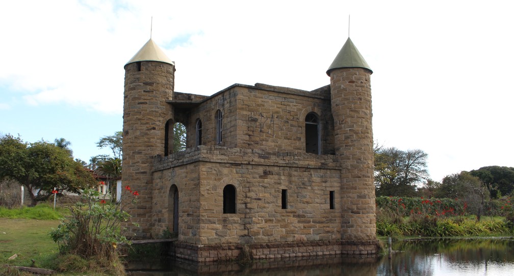 Dia do Padre: pároco que construiu castelo de pedras sozinho tem vida ...