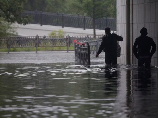 G1 - Chuva recorde em Moscou causa inundações e interrupção de vias ...