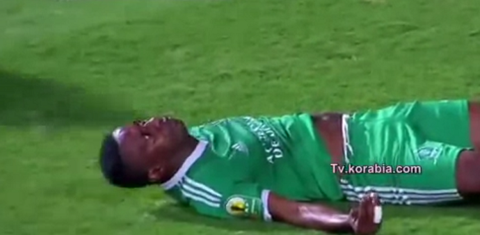 Atacante congolês sofre queda feia e precisa passar por cirurgia na ...