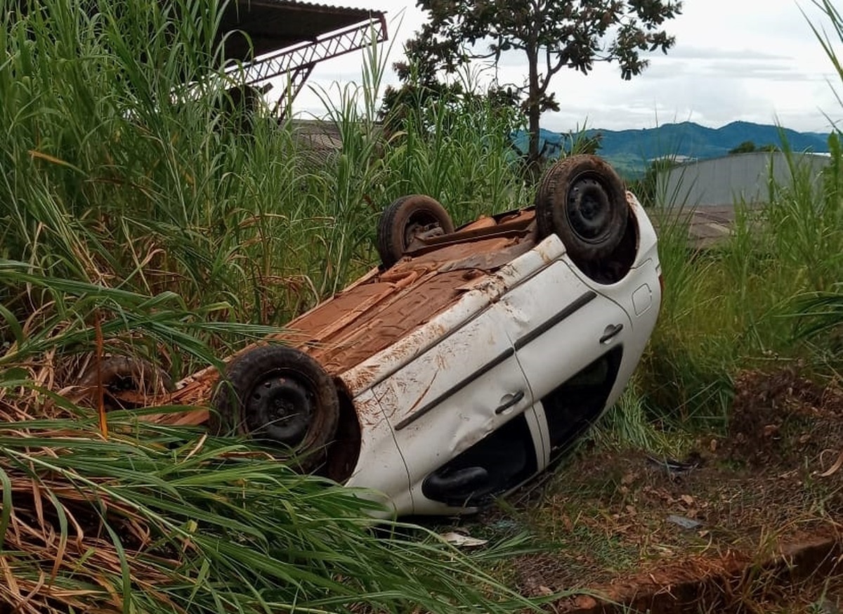 Carro capota e deixa duas pessoas feridas na BR-146 | Sul de Minas | G1