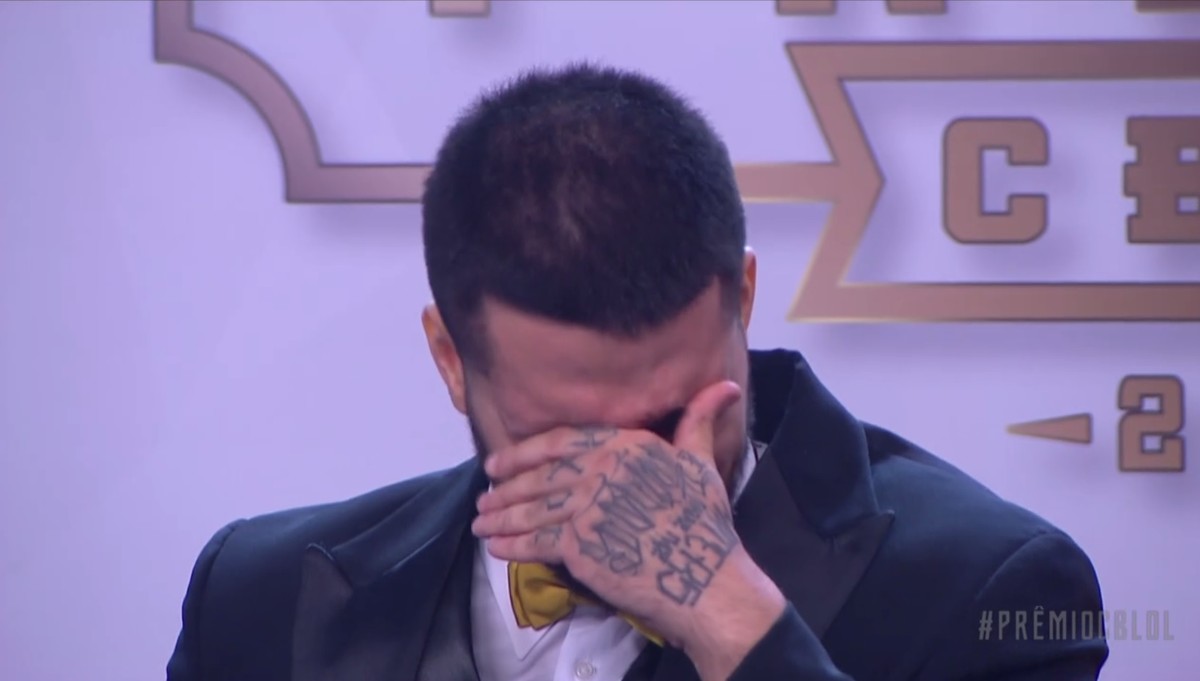 Alvo do Flamengo, Felipe "brTT" chora ao receber título de melhor ...