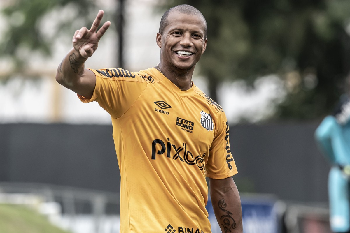 Carlos Sánchez recupera espaço e ganha nova função no Santos | santos | ge