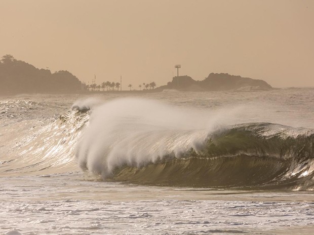 G1 - Ressaca com ondas de até 4 metros atrai surfistas no Rio; veja ...