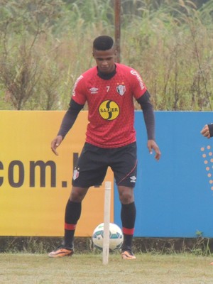 “Merecimento e competência” dão titularidade a Mario Sérgio no Joinville