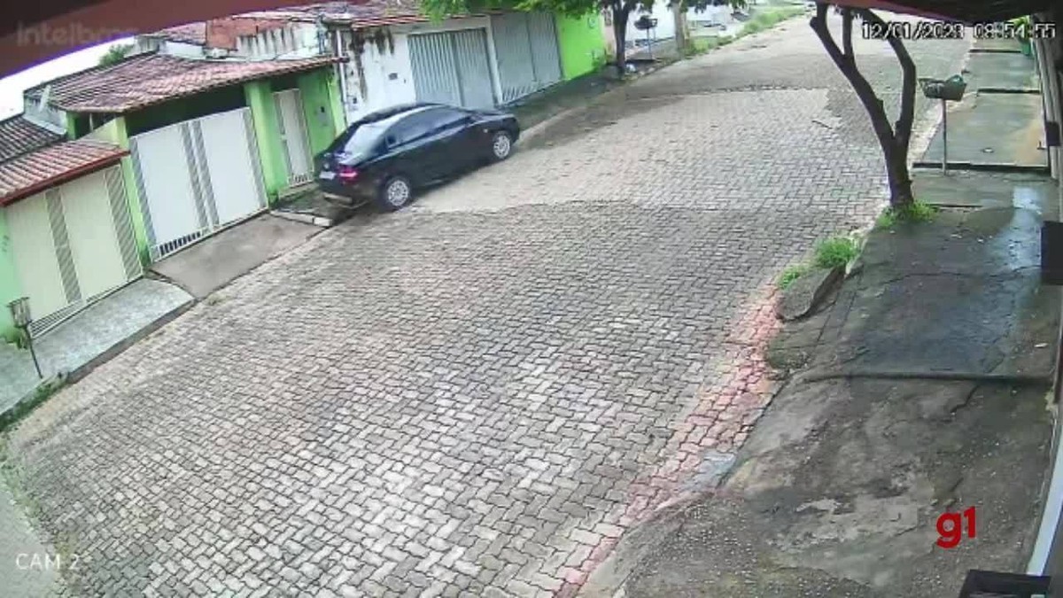 Vídeo: carro desgovernado desce rua de ré, arranca lixeira e bate em portão | Vales de Minas ...