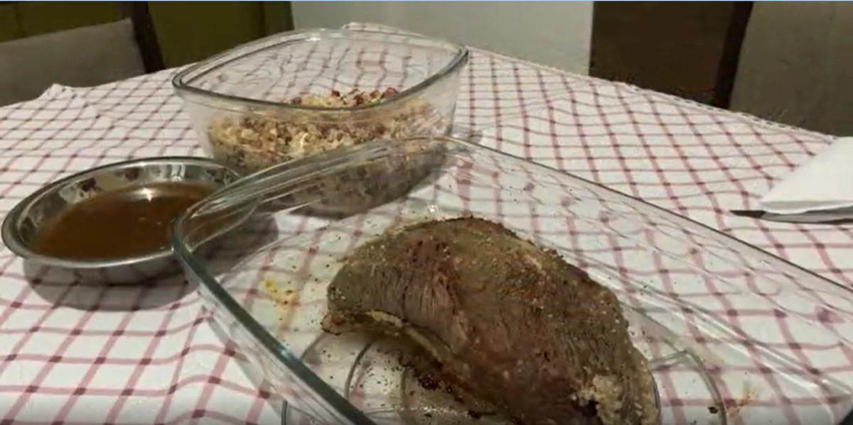 Modo de preparo de Carne de Forno selada e Farofa é ensinado por ...