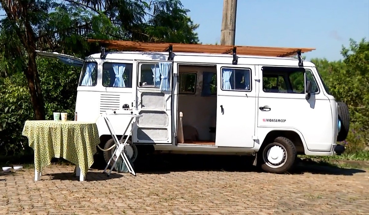 Conheça o casal que transformou uma kombi em motorhome | Plugue | Rede ...