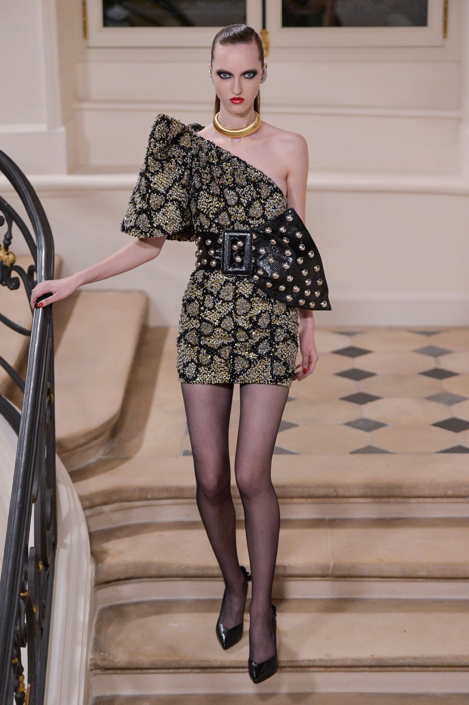 Hedi Slimane traz à tona as referências clássicas da YSL | Desfiles | Vogue