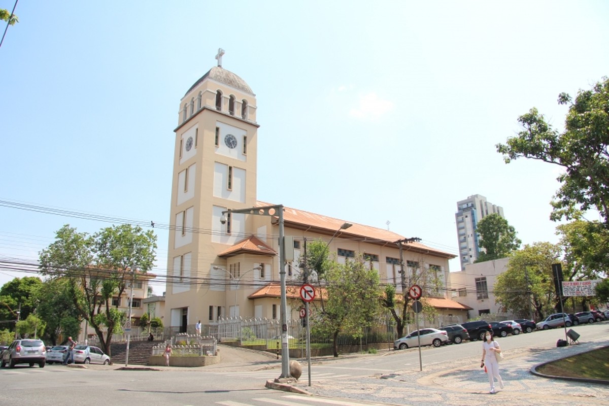 Templos religiosos estão autorizados a receber público de acordo com a ...