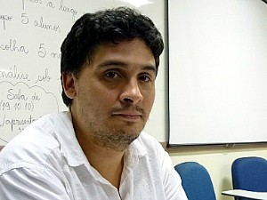 G1 - 'Professor-cantor' divide noites entre sala de aula e palco, em ...