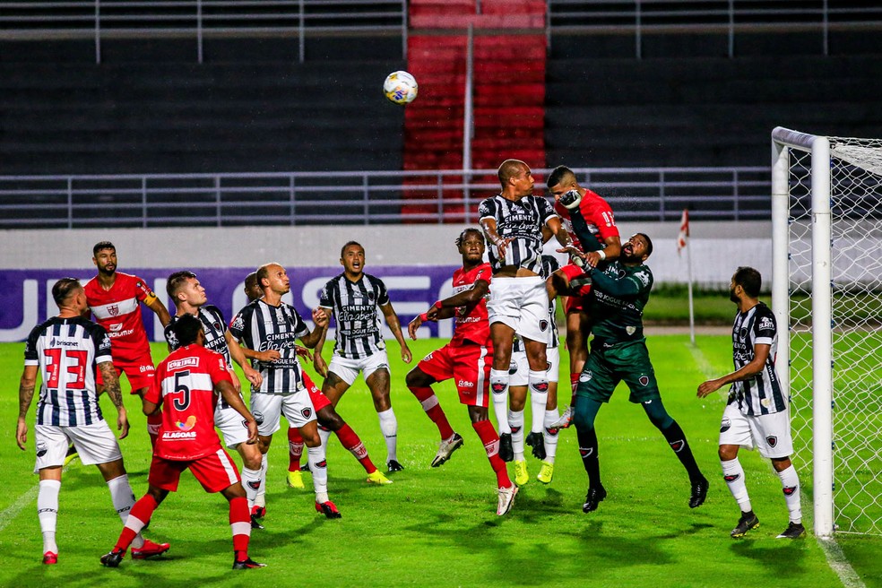 Atacante do CRB, Lucão do Break marca o terceiro gol de cabeça na temporada