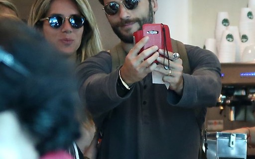 Bruno Gagliasso E Giovanna Ewbank Fazem Selfie Em Aeroporto Quem