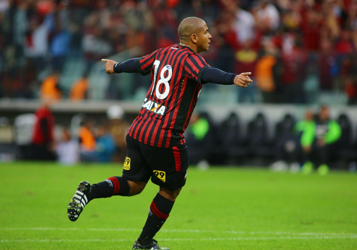 Athletico inclui o atacante Walter no elenco, mas não revela o número ...