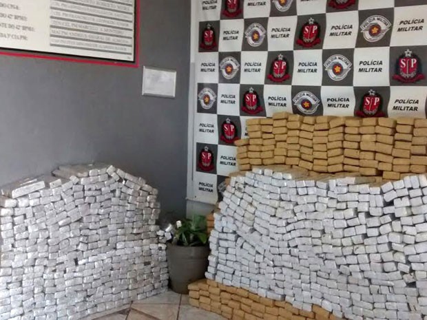 G1 - Motorista abandona carro 'recheado' com drogas no Morro do Diabo ...