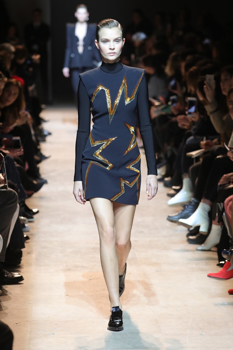 Mugler passeia em seu habitat natural com inverno 2018 oitentista ...