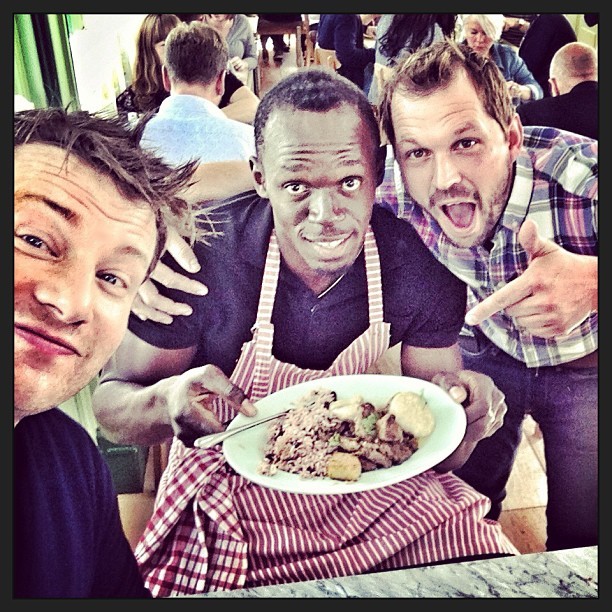 Bolt se aventura na cozinha durante encontro com o chef Jamie Oliver ...