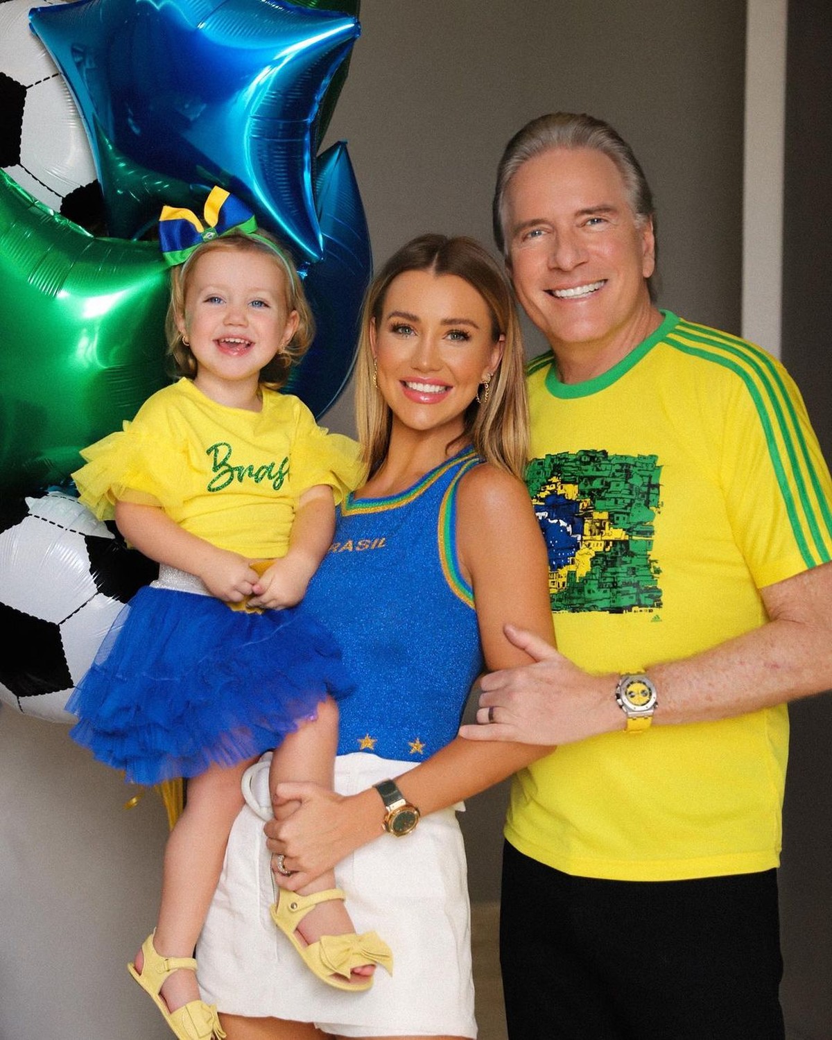 Ao lado de mulher e filha, Justus posa sorridente ao torcer para o ...