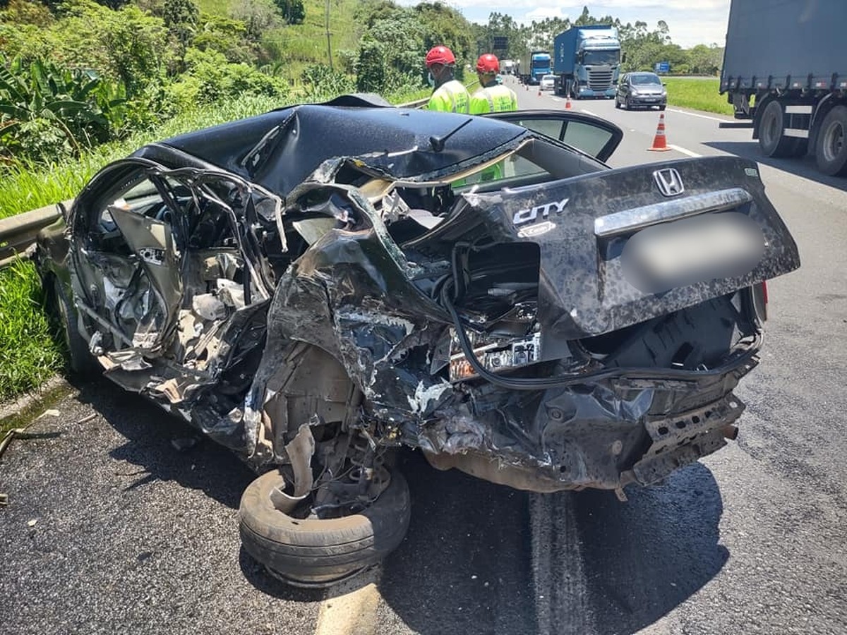 Colisão entre carreta e carro causa congestionamento na Rodovia Régis ...