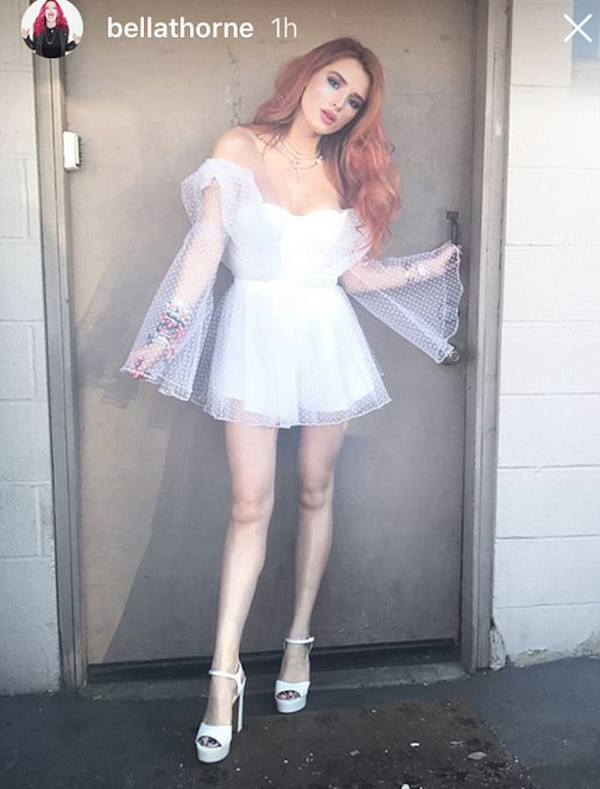Bella Thorne capricha no decote em fotos de vestido branco de noiva ... Bella Thorne capricha no decote em fotos de vestido branco de noiva ...