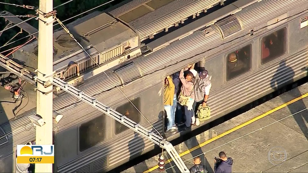 Passageiros andam em linha férrea após problema em trem no RJ | Rio de ...
