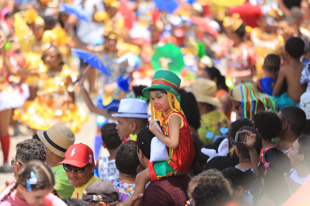 Mais modesto, tradicional desfile de bonecos gigantes continua a ...