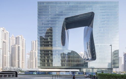 Prédio em forma de cubo com vão no meio é novidade de Zaha Hadid - Casa Vogue | Edifícios