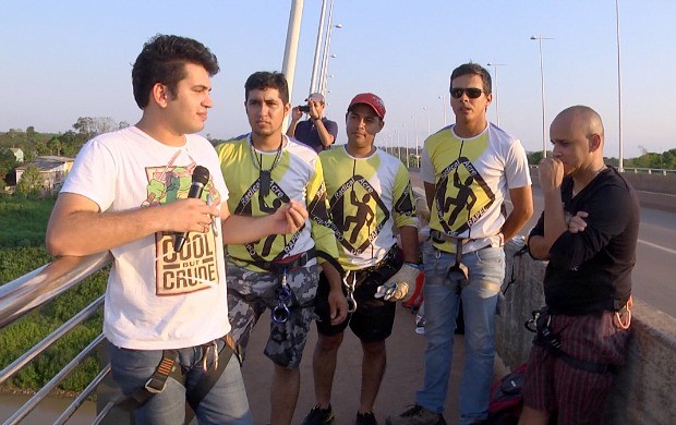 Rede Globo > Zappeando - Apresentador encara salto de pêndulo; confira ...