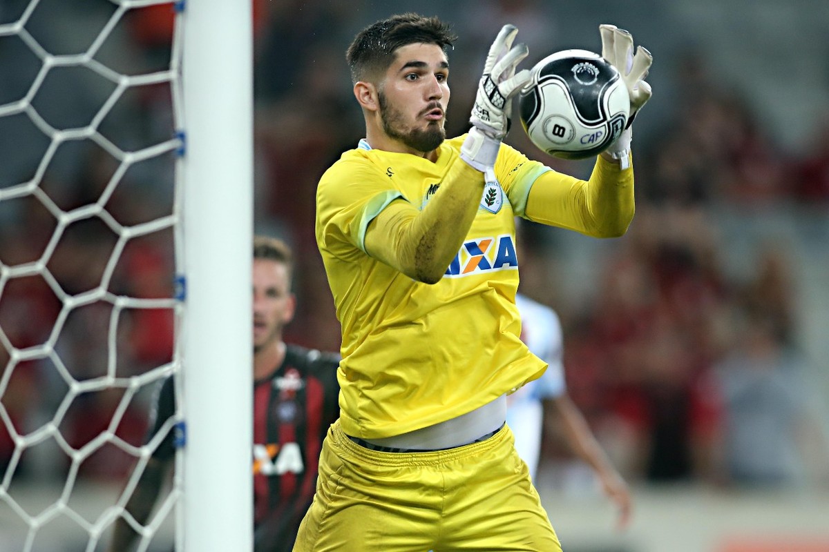 Alan tenta superar críticas e ganha confiança no Londrina: "Pegou muito ...