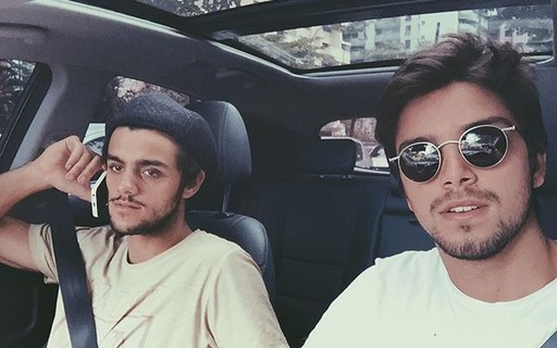 Irmãos magia! Rodrigo Simas posa ao lado do irmão caçula, Felipe - Quem ...