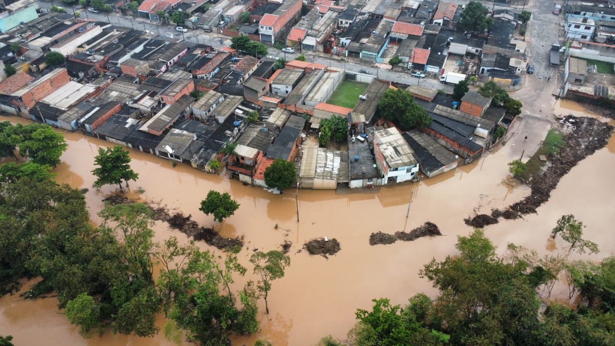 Rio volta a transbordar em Capivari e moradores registram estragos na ...